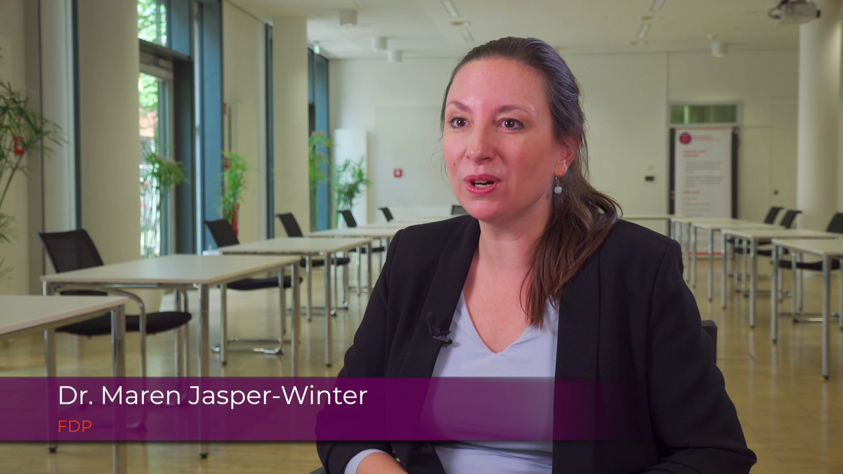 Η Δρ Maren Jasper-Winter (FDP) σε μια συνέντευξη στο ...